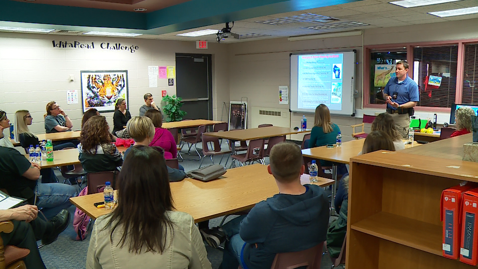 Appleton elementary school holds school safety discussion | WLUK